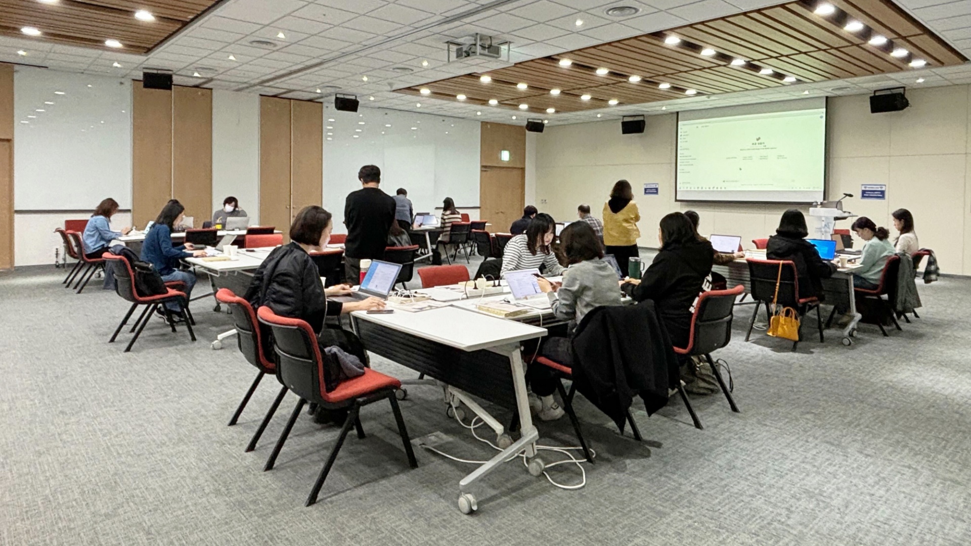 Incheon Secondary School Teachers Complete AI Digital Textbook Training Program - I Hate Flying Bugs